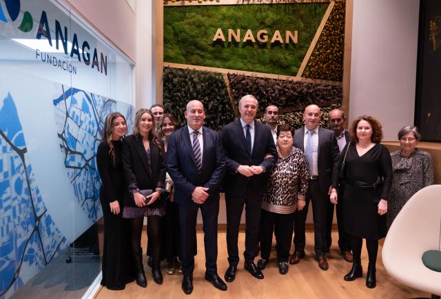 Azcón acompaña a la plantilla de Anagan en la inauguración de su nueva ...